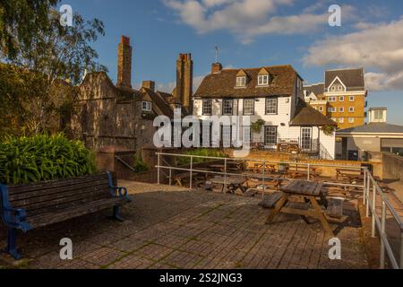 The Three Dawes pub on the banks of the thames at Gravesend Kent ...