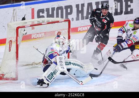 Der Puck fliegt zum Tor von Jake Hildebrand (Eisbaeren Berlin, #30 ...