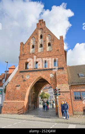 Wassertor, gotisches Backteintor, Am Hafen, Wismar, Mecklenburg ...