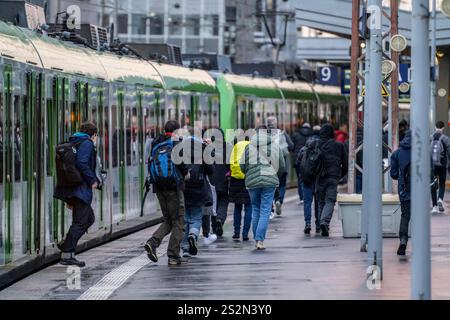 Hauptbahnhof Essen, Fahrgäste auf den Bahnsteigen S-Bahn Zug und ICE ...