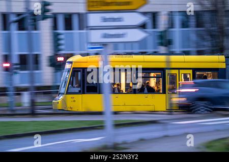 Straßenbahn in Fahrt, Öffentlicher Personennahverkehr, Ruhrbahn im VRR ...
