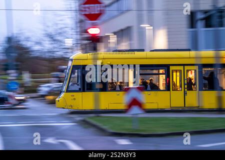 Straßenbahn in Fahrt, Öffentlicher Personennahverkehr, Ruhrbahn im VRR ...