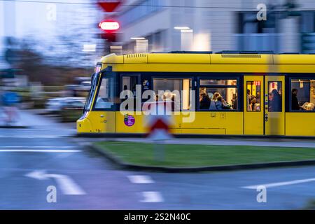 Straßenbahn in Fahrt, Öffentlicher Personennahverkehr, Ruhrbahn im VRR ...