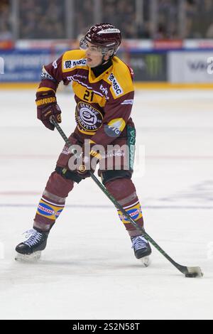 Tim Berni (21 Geneve-Servette HC) controls the puck (action) during the ...