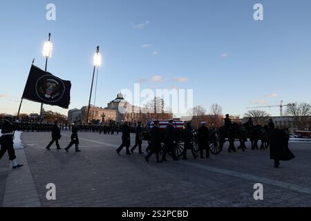 A horse-drawn caisson of the U.S. Army's Caisson Detachment arrives ...