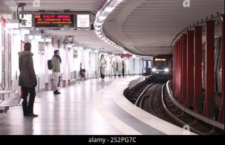 Eine U-Bahn der Linie U3 in Richtung Schlump und Barmbek der Hamburger ...