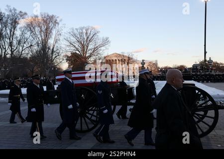A horse-drawn caisson of the U.S. Army's Caisson Detachment arrives ...