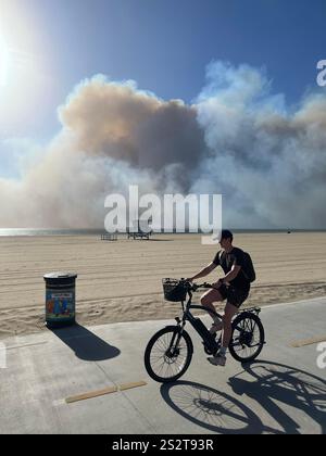 Palisades Fire, the beach bike path south of Sunset Blvd, smoke blowing ...