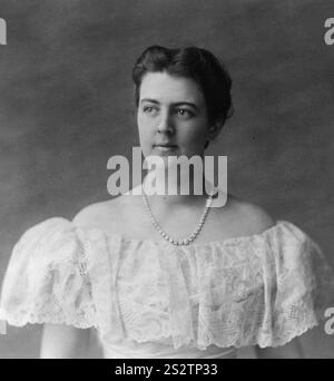Frances F. Cleveland, head-and-shoulders portrait, facing left, c1897 ...