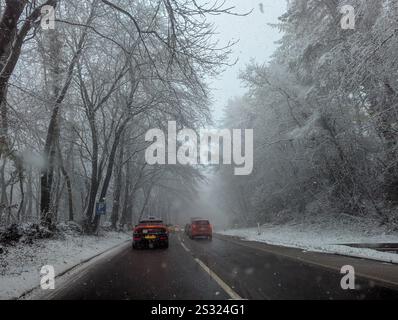Exeter, UK. 8th Jan, 2025. Sudden, heavy snow brings traffic to a ...