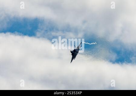 F-22 Jet figther performs high speed acrobatics Stock Photo - Alamy
