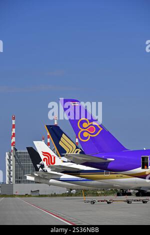 Cargo aircraft at handling position, Thai Airways, Singapore Airlines ...