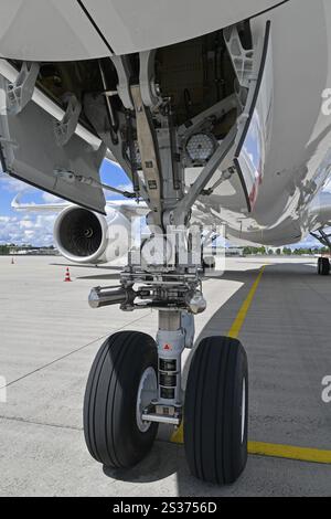 nose gear, Lufthansa, Airbus , A350-900, A350, Suspension, landing gear ...