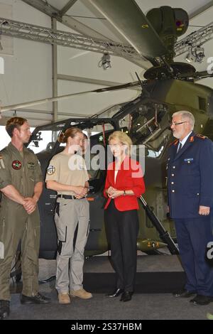 Captain in conversation with a sergeant Stock Photo - Alamy