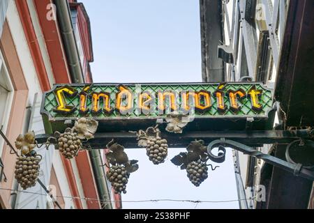 Straßenschild Lindenwirt in der Drosselgasse, Rüdesheim, Hessen ...