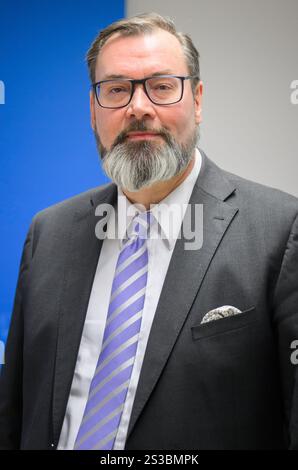 09 January 2025, Lower Saxony, Hanover: A gritting vehicle is at work ...