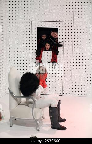 Emil Kollmann als Lo, Hexe, Eszter Demecs als Hope, Hexe, Greta Geyer ...