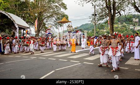 The Esala Perahera in Kandy (Sri Lanka). L'Esala Perahera à Kandy (Sri ...