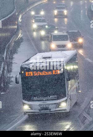 Stau auf der Autobahn A40 durch Auffahrunfall auf der rechten Fahrspur ...