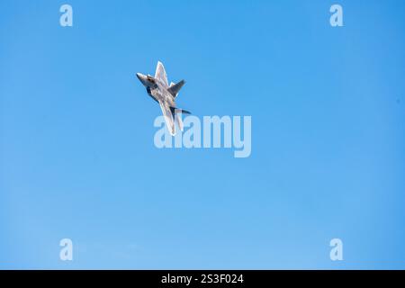 F-22 Jet figther performs high speed acrobatics Stock Photo - Alamy