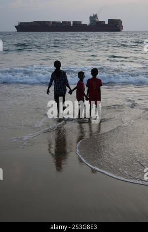 Indien IND, 20241231, Blick auf ein Containerschiff, Kerala, Vizhinjam ...