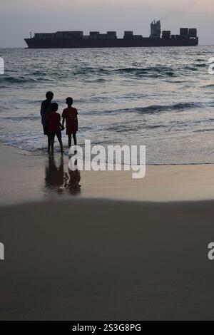 Indien IND, 20241231, Blick auf ein Containerschiff, Kerala, Vizhinjam ...