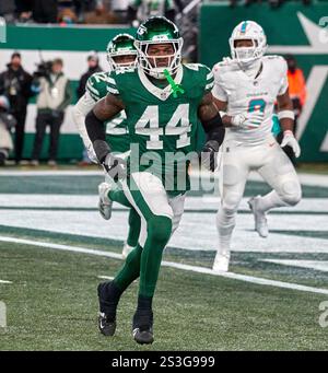 New York Jets linebacker Jamien Sherwood (44) breaks up a pass intended ...