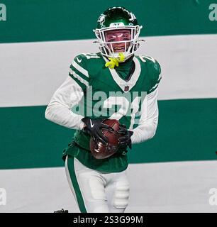 Miami Dolphins safety Ashtyn Davis (21) enters the stadium prior to an ...