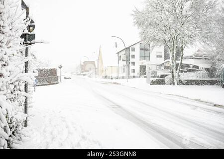 Verkehrsbehinderung durch Glaette und Schnee in Aachen am 9. Januar ...
