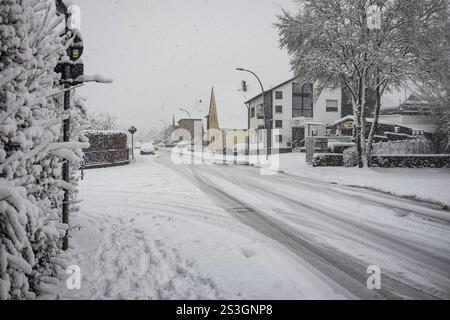 Verkehrsbehinderung durch Glaette und Schnee in Aachen am 9. Januar ...