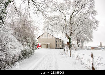 Schneebedeckte Landschaft und Feldwege in Aachen am 9. Januar 2025 ...