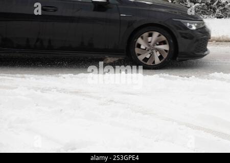 Verkehrsbehinderung durch Glaette und Schnee in Aachen am 9. Januar ...