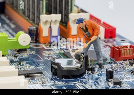 Computer board and worker, symbol photo for computer, malfunction ...