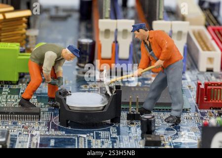 Computer board and worker, symbol photo for computer, malfunction ...
