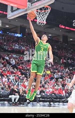 Oregon guard Jackson Shelstad (3) scores against Wisconsin during the ...