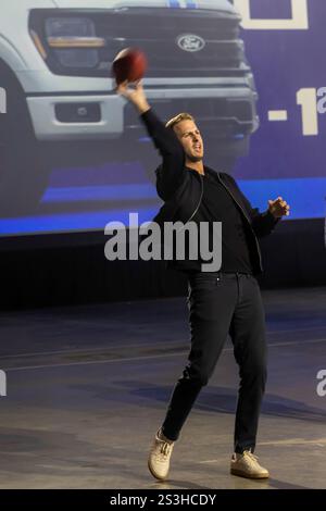 Detroit Lions quarterback Jared Goff, right, embraces Washington ...