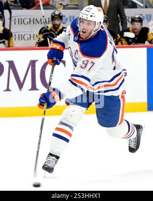 Edmonton Oilers center Connor McDavid (97) and Buffalo Sabres center ...