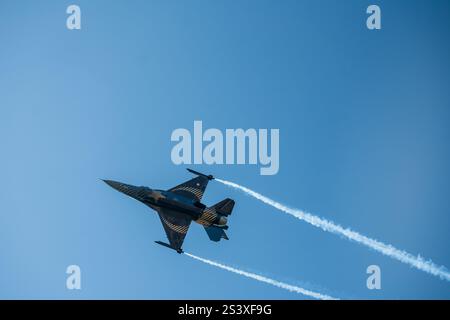 Turkish Air Force F-16 fighter jet performing an acrobatic maneuver ...