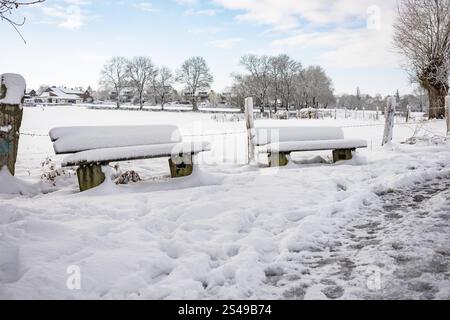 Schnee- und Eisbedeckte Sitzbaenke in Aachen am 10. Januar 2025 ...