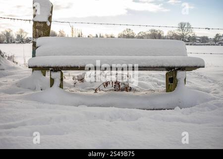 Schnee- und Eisbedeckte Sitzbaenke in Aachen am 10. Januar 2025 ...