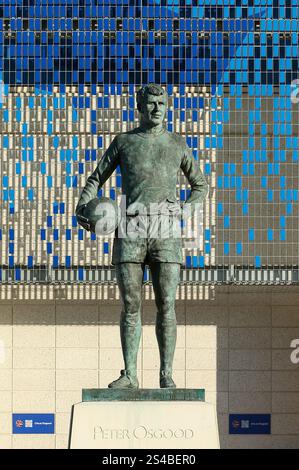 The Peter Osgood statue by the West Stand, Stamford Bridge Stadium ...