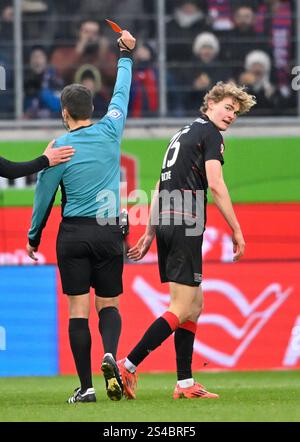 Tom Rothe (Union Berlin, #15) in a duel, fight for the ball with ...