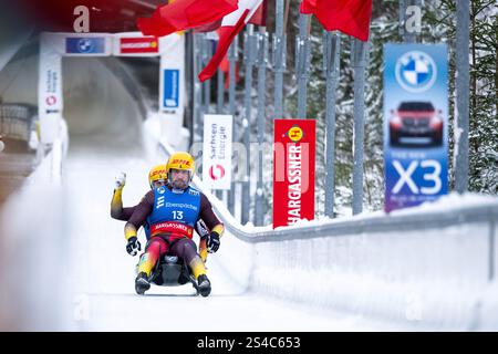 Tobias Wendl, Tobias Arlt (Deutschland) jubeln auf dem Podium bei der Siegerehrung ueber Platz 2 ...