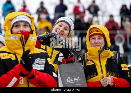 Dajana Eitberger (Deutschland) zeigt ein Herz im Ziel, daneben Team um ...