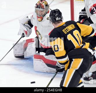 Pittsburgh Penguins left wing Drew O'Connor (10) in action during the ...