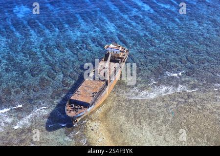Aerial view of a shipwreck in the Belize Barrier Reef Stock Photo - Alamy