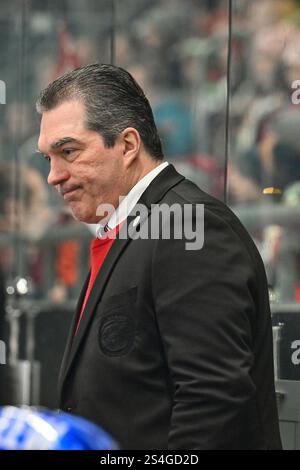 Augsburg, Deutschland. 12th Jan, 2025. im Duell Anthony LOUIS ...