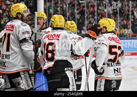 Augsburg, Deutschland. 12th Jan, 2025. im Duell Anthony LOUIS ...