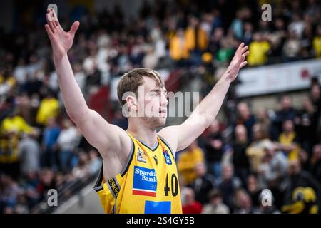 Simon Feneberg (MHP Riesen Ludwigsburg, #40), Lars Masell (MHP Riesen ...