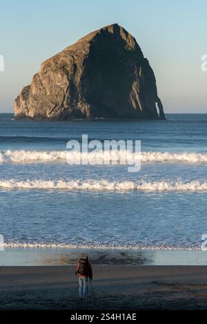 USA, Oregon, Tillamook County, Wave splashing on rock Stock Photo - Alamy